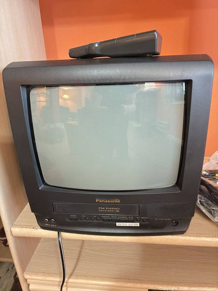 Panasonic CRT TV with built-in VHS VCR combo, remote, cables, ~30 VHS ...