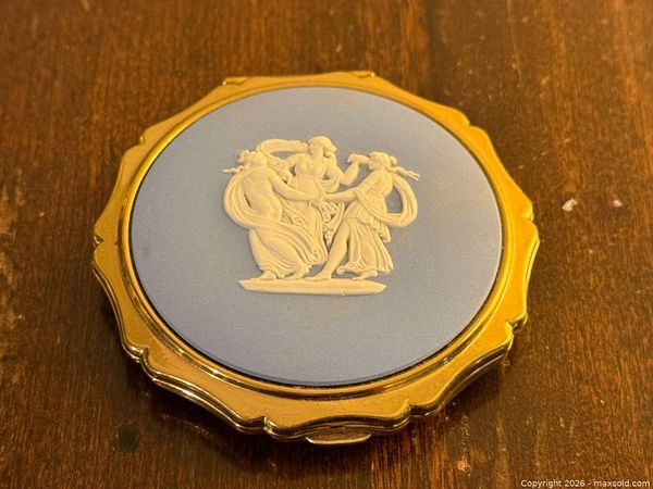 Stratton Wedgwood Cameo Powder Compact | Maxsold