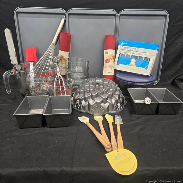 Pyrex, Anchor Hocking bakeware & tools lot | Maxsold