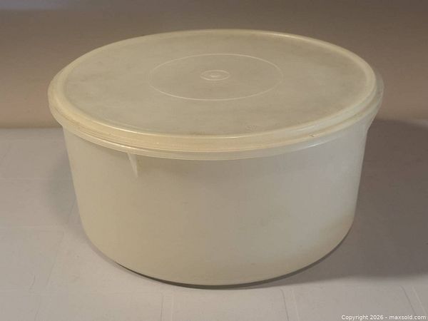 Tupperware round cake-pie container | Maxsold