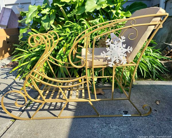 Gold metal decorative holiday sleigh with cushion | Maxsold