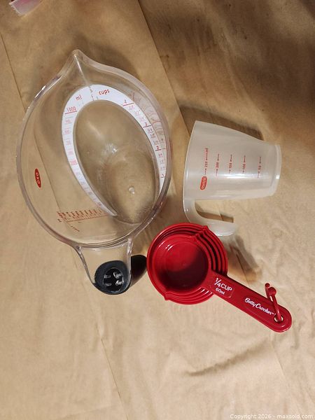 OXO angled measuring cup, 250 ml cup, 5 red measuring cups | Maxsold