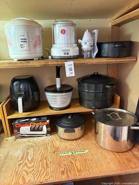 Kitchen appliances and cookware lot | Maxsold