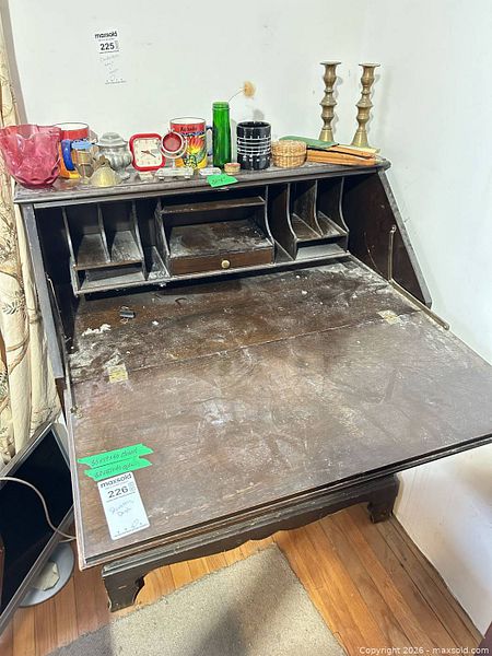 Secretary desk with drop-front | Maxsold