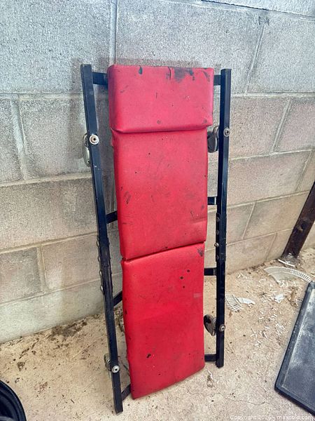 Red padded metal mechanic creeper | Maxsold