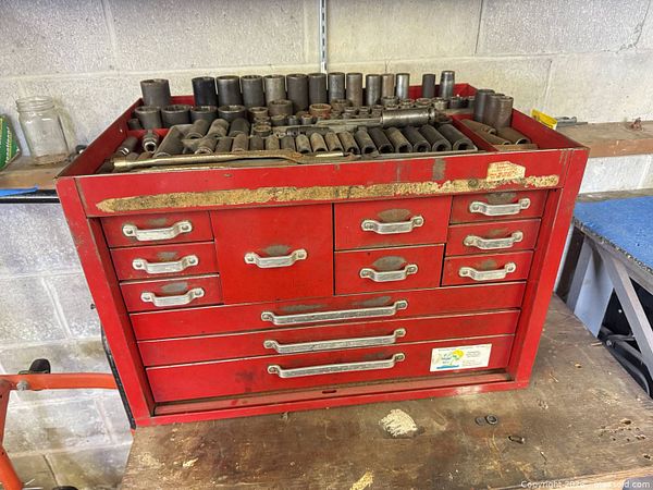 Red metal workshop tool chest | Maxsold