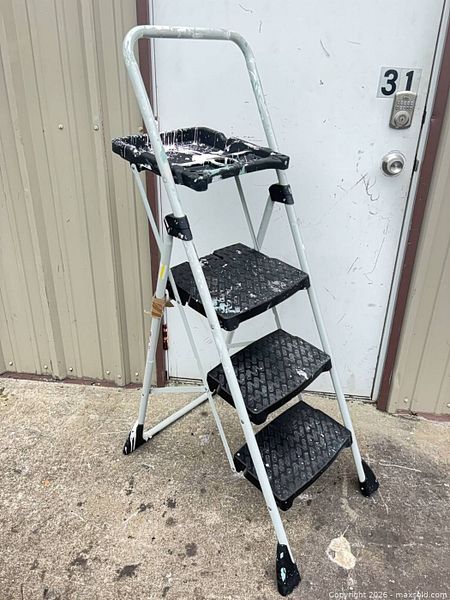 Cosco 3-step folding ladder with tray | Maxsold