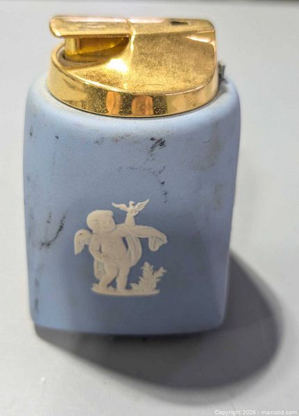 Ronson pale blue jasperware-style tabletop lighter | Maxsold