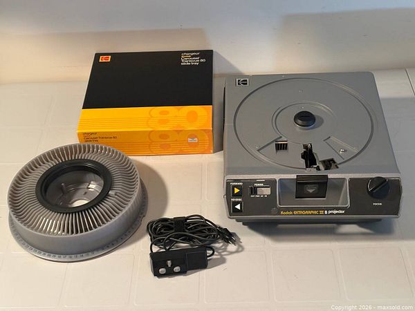 Kodak Ektagraphic III B 35mm Slide Projector with carousel trays and ...