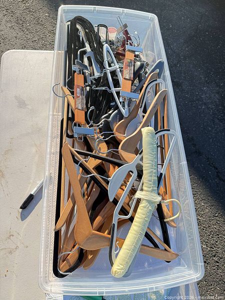 Mixed lot of 20–30 assorted clothing hangers | Maxsold