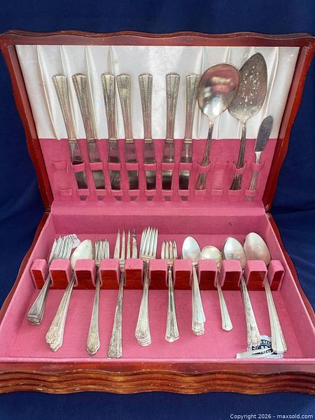 Rogers Deluxe Plate Gracious flatware, 49+ pcs | Maxsold