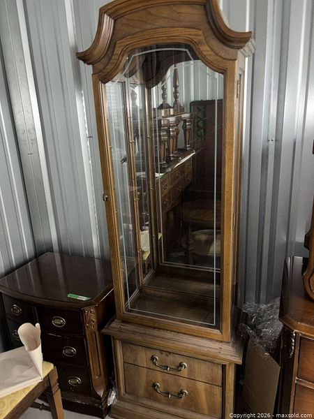 Henredon walnut curio cabinet | Maxsold