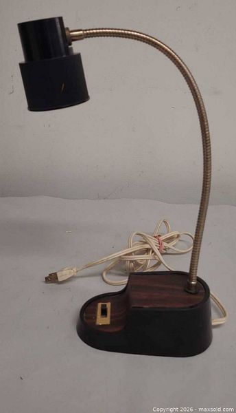 Gooseneck desk task lamp UC-500 120V | Maxsold