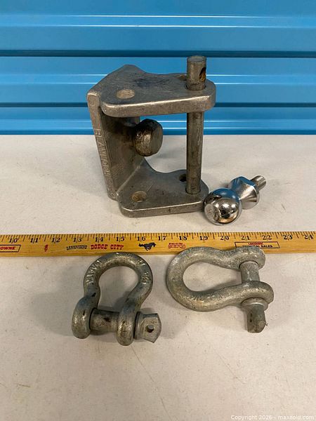 Heavy-duty steel trailer hitch mount, tow ball and two D-ring shackles ...