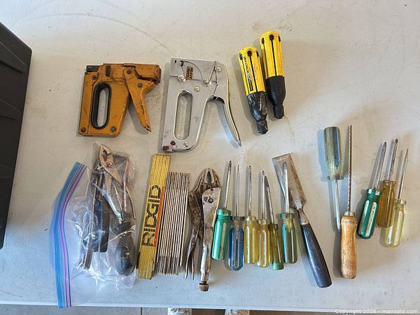 Hand tools fasteners tote | Maxsold
