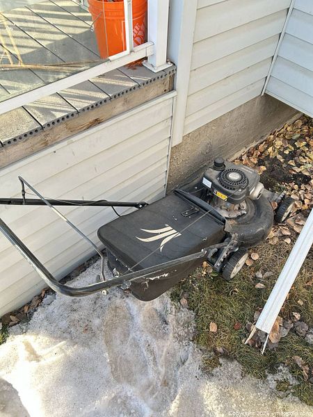 Yard Machines 140cc walk-behind gas lawn mower | Maxsold