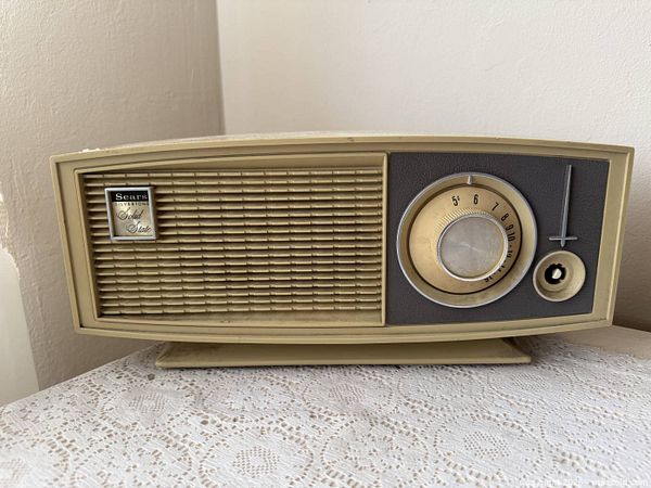 Sears Silvertone model 8002 transistor radio | Maxsold