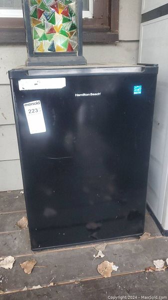 Hamilton Beach Bar Fridge Model 720BE 2.7 Cu Ft | Maxsold
