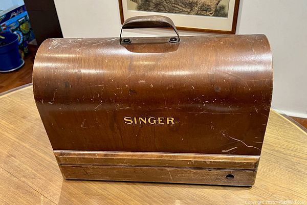 Singer wood sewing machine case | Maxsold