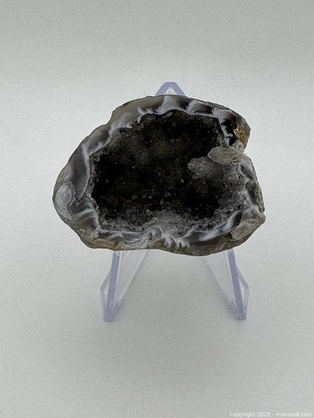Healing Crystal Agate Quartz Geode 48.81g | Maxsold