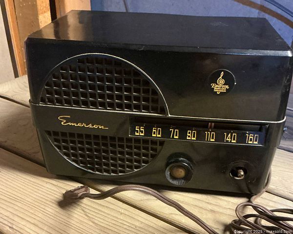 Vintage Emerson Model 652 Series B Radio | Maxsold